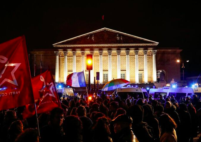Le Parlement, la rue et la loi - Telos